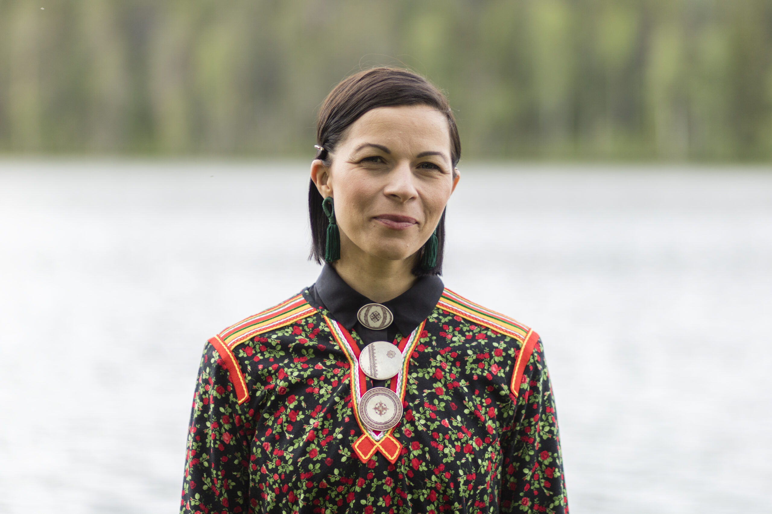 Elin Anna Labba med boka "Dra ikke til havet" - Vardobaiki
